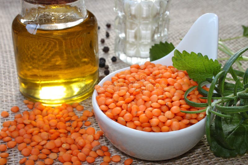 Lentilles crues rouges photo stock. Image du wooden, frais - 56393728