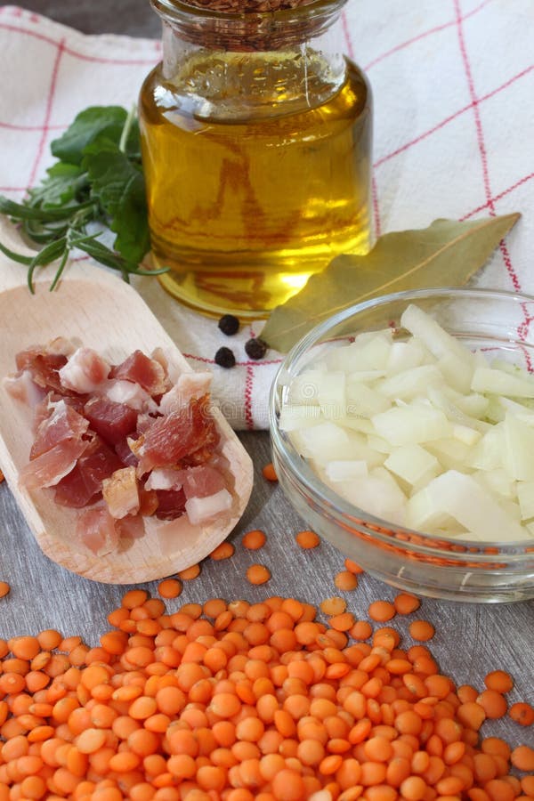 Lentilles crues rouges photo stock. Image du wooden, frais - 56393728