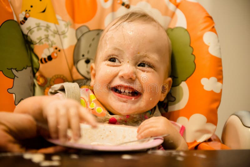 Lernen, - Schmutziges Baby Zu Essen Stockfoto - Bild von stuhl ...