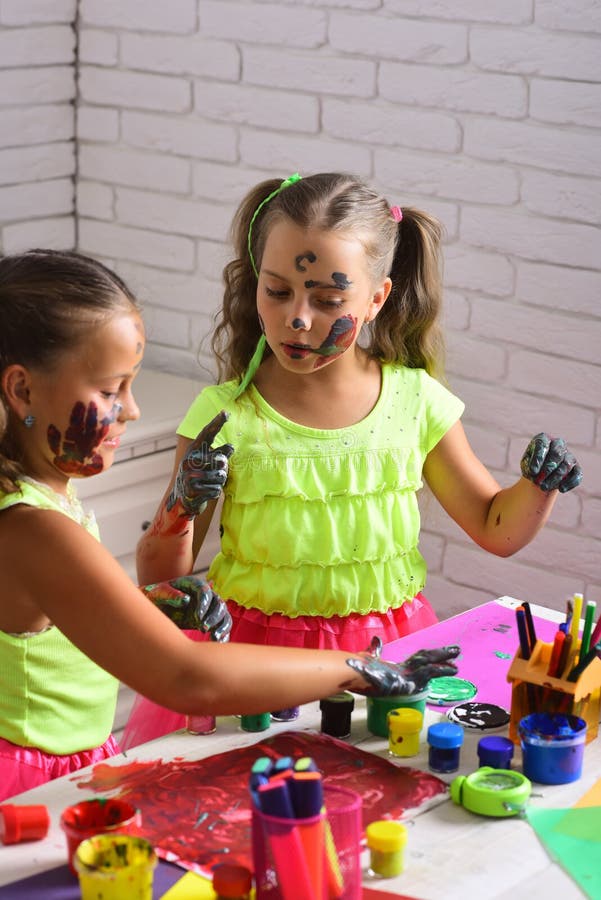 Lernende Und Spielende Kinder Stockbild - Bild von kindergarten, kinder ...