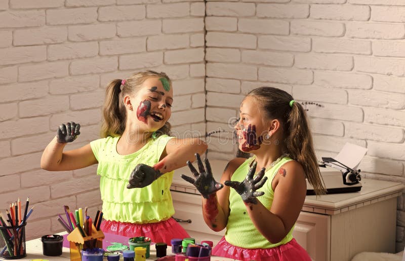 Lernende Und Spielende Kinder Stockbild - Bild von kindergarten, kinder ...