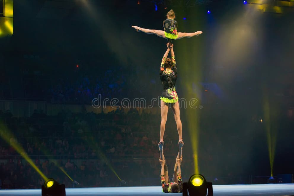 Les Acrobates Ont Fixé La Pyramide Image éditorial - Image du loisirs ...