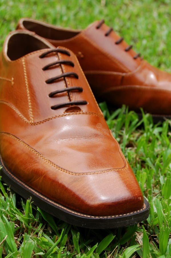 Les Chaussures En Cuir Des Hommes Photo stock - Image du fabrication ...