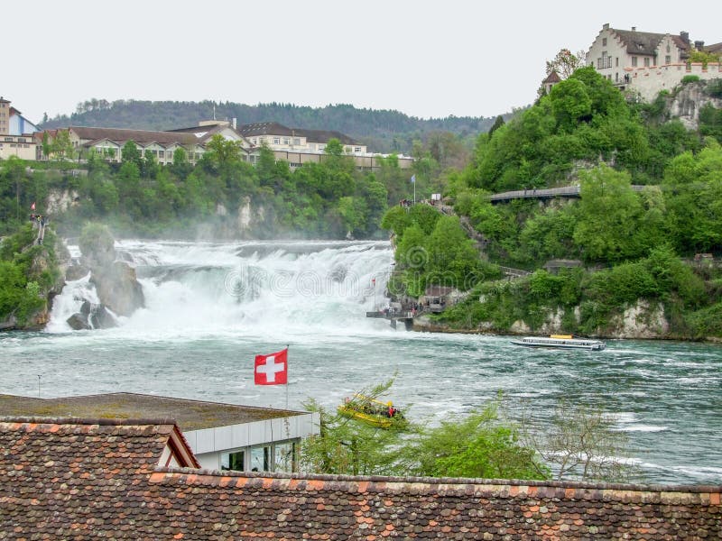 Les Chutes Du Rhin En Suisse Image stock - Image du règlement, tourisme ...