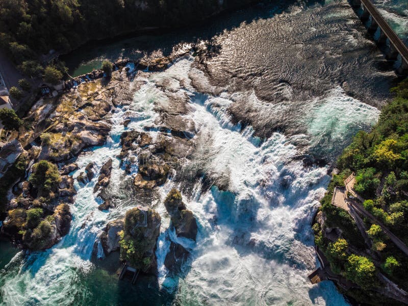 Les chutes du Rhin Suisse image stock. Image du attraction - 123984541