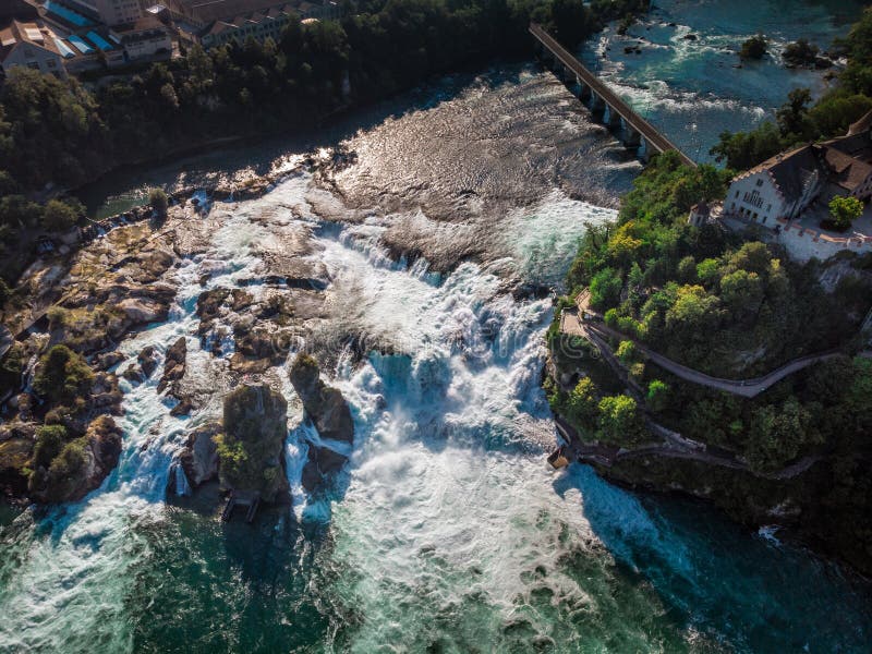 Les chutes du Rhin Suisse image stock. Image du attraction - 123984541