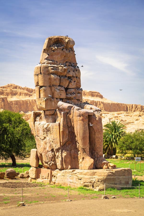 Les Colosses De Memnon En Égypte Photo stock - Image du endroit ...
