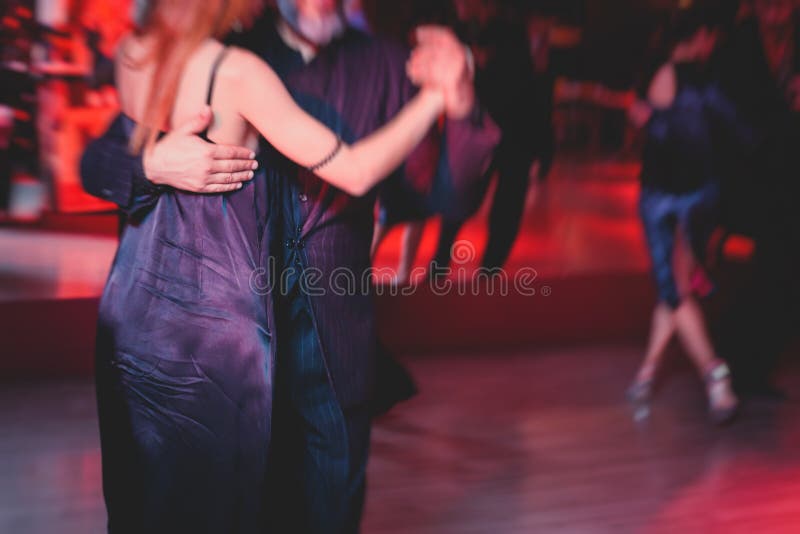 Les Couples Dansant Le Milonga Argentin De Danse Dans La Leçon De Tango