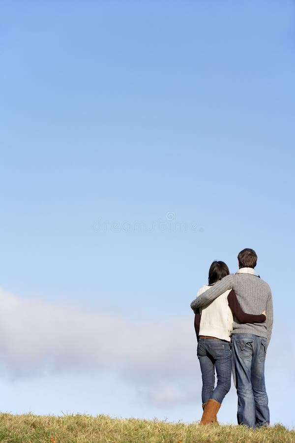 Les Couples Stationnent La Position Photo stock - Image du autour ...