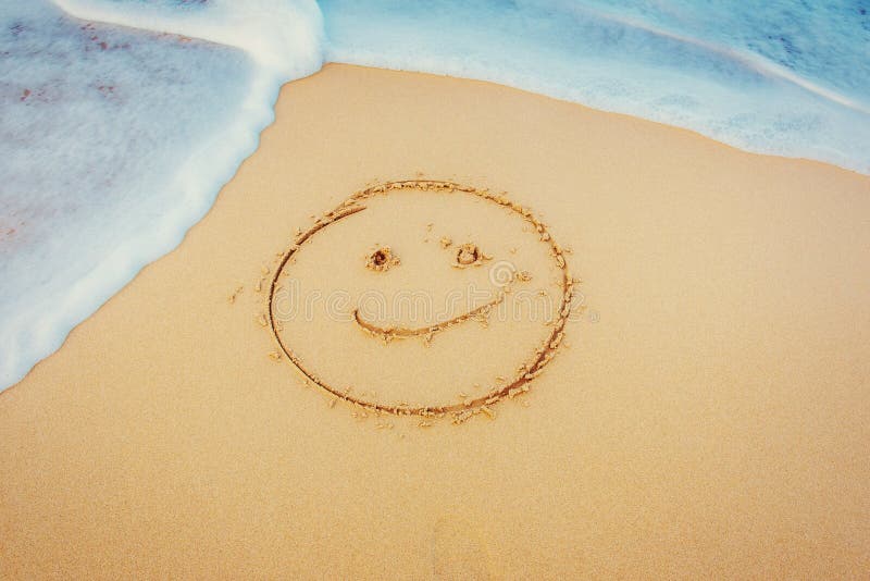 Les Dessins Dans Le Sable à La Plage Photo stock - Image du vacances ...