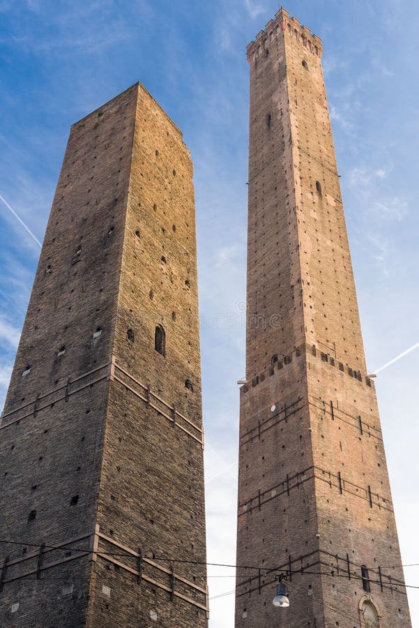 Les Deux Tours De Bologna, Italie. Le Plus Grand S'appelle A Photo stock - Image du landmark ...