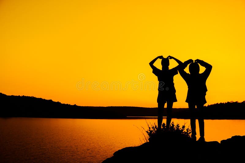 Deux Filles Noircissent La Silhouette Image Stock Image Du Soirée