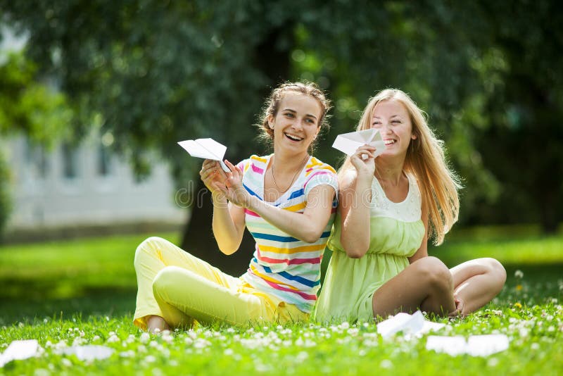 Les Filles Lancent Les Avions De Papier Photo stock - Image du heureux ...