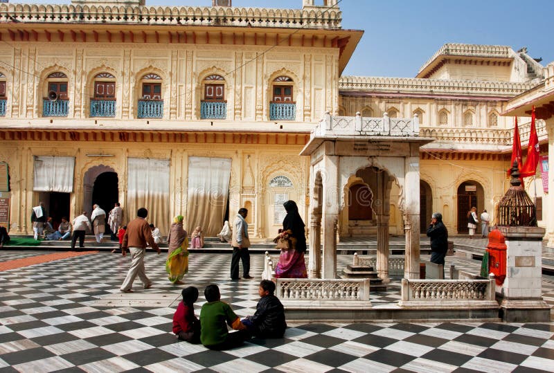 Les Gens Dans Le Temple Hindou Historique Photo éditorial - Image of ...