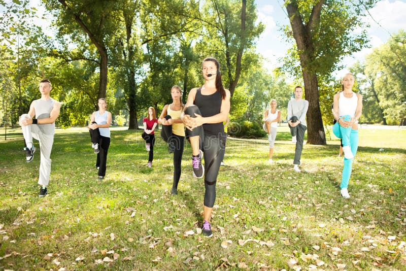 Les Gens Groupent Faire L'exercice De Forme Physique Image stock ...