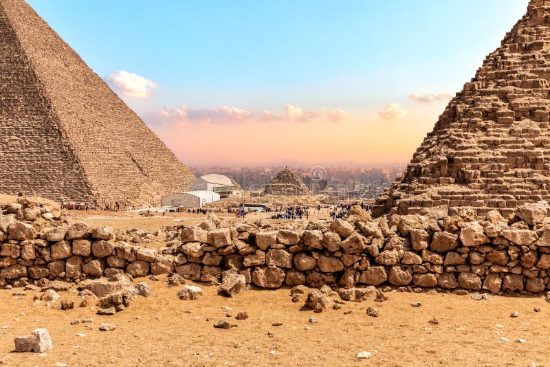 Les Grandes Pyramides De Gizeh, Vue Sur Les Bases Photo stock - Image ...