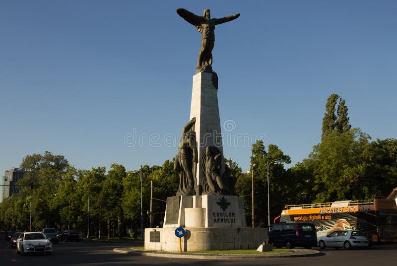 La Place D'aviateurs Avec La Statue D'aviateurs Piata Aviatorilor ...