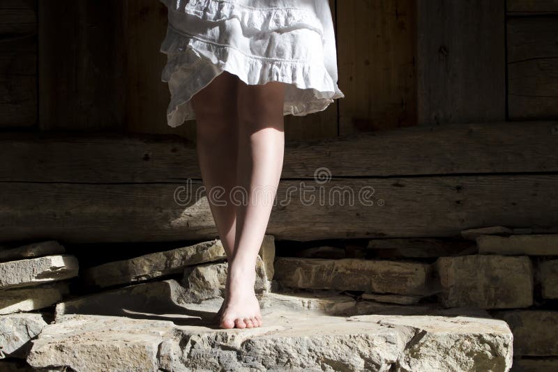 Une Fille En Robe Blanche Est Pieds Nus Sur Les Marches En Bois Dune