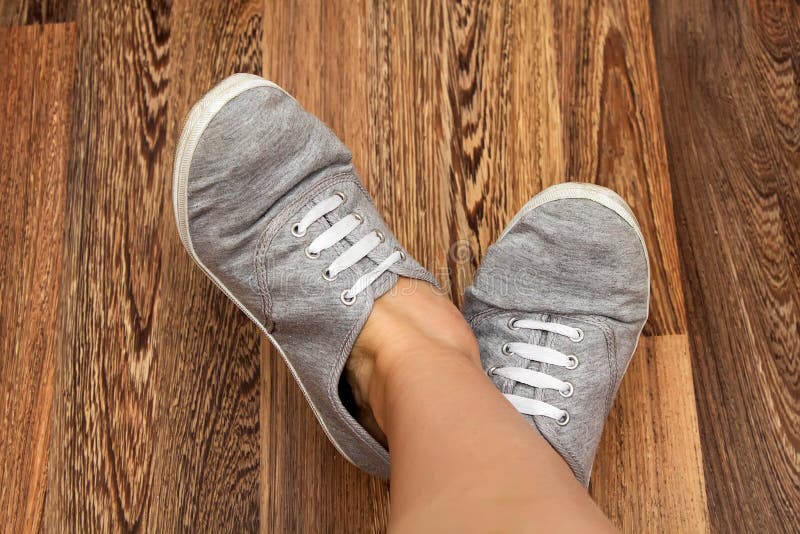 Les Jambes Et Les Espadrilles De La Fille Image stock - Image du ...