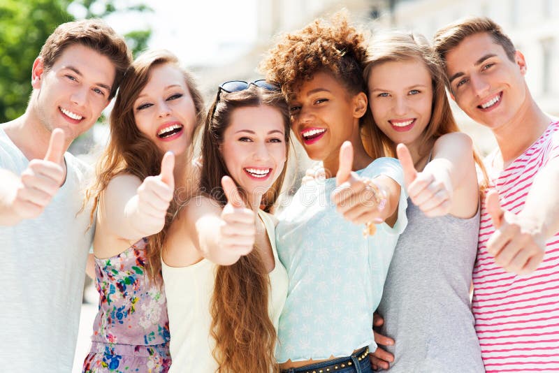 Les Jeunes Avec Des Pouces Vers Le Haut Image stock - Image du filles ...