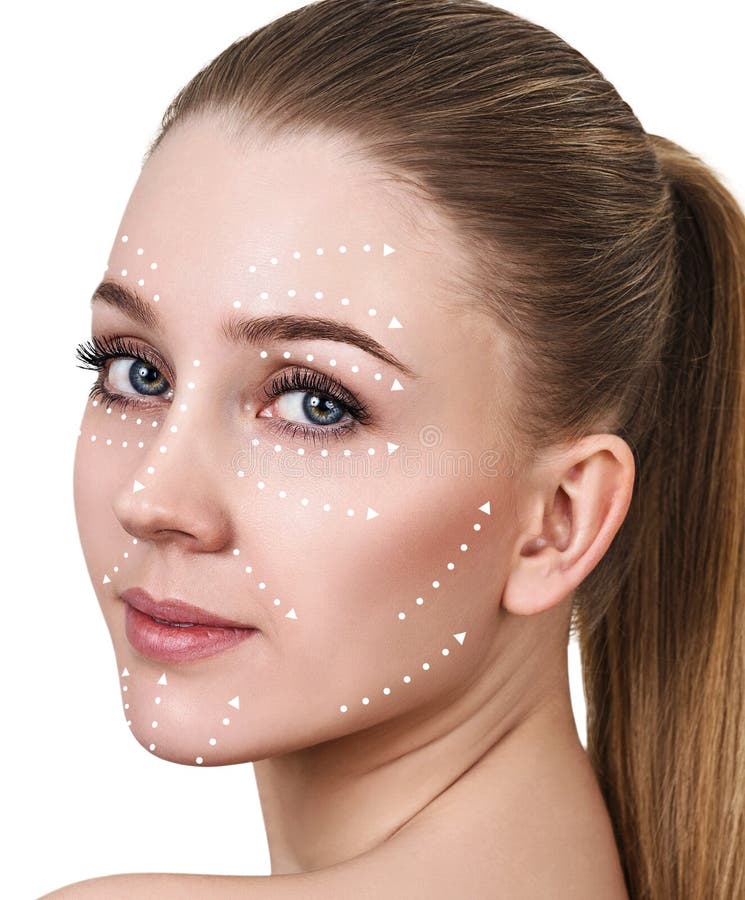 Massez Les Lignes Sur Le Beau Visage De La Jeune Femme Dans Le Peignoir