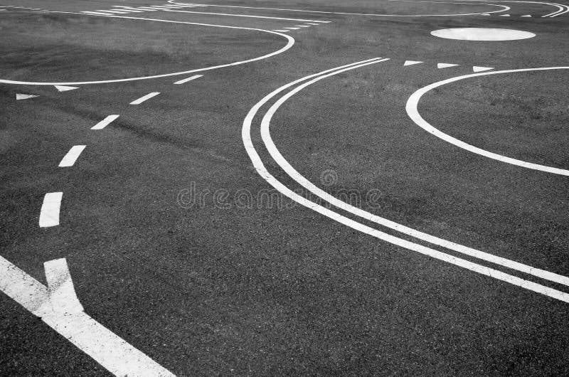 Les lignes sur la route photo stock. Image du priorité - 33016882