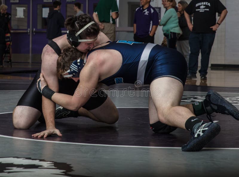 Les lutteurs concurrencent photo éditorial. Image du sports - 86132331
