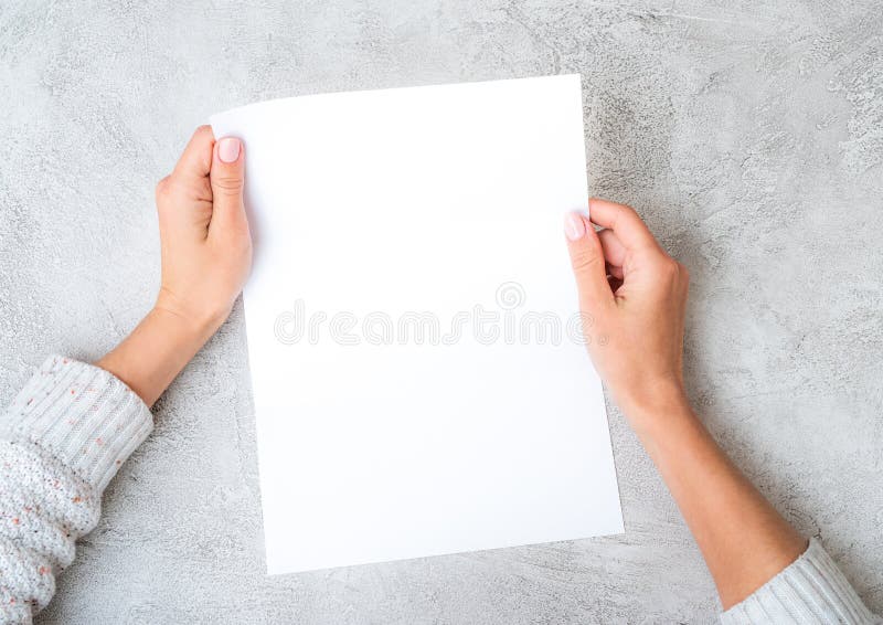 Les Mains De La Fille Tenant La Feuille De Papier Photo Stock Image