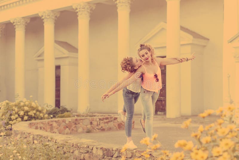 Les Meilleures Amies Marchent Et Rient Photo stock - Image du mode ...