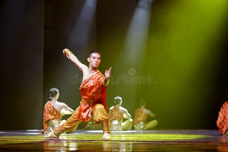 Chi Chinois De Tai D'arts Martiaux Femme Pratiquant La Discipline De ...