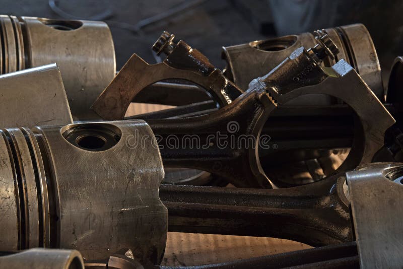 Les Pistons Pour Le Moteur De Camion Image stock - Image du acier ...