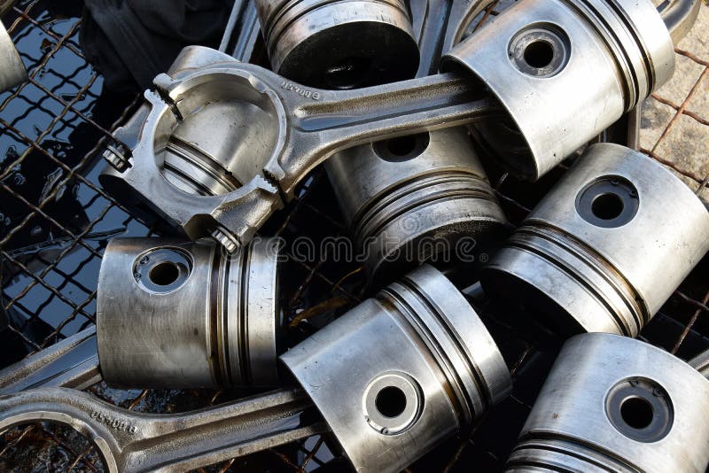 Les Pistons Pour Le Moteur De Camion Image stock - Image du acier ...