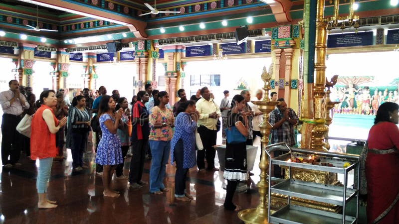 La Prière Indienne Sainte Prient Dans Le Temple Hindou Photo stock ...