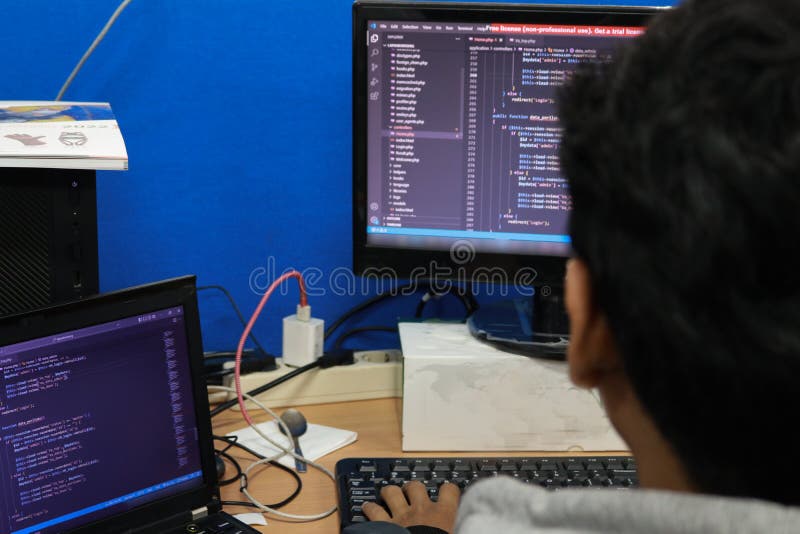 Les Programmeurs Font Leur Travail Devant Un Ordinateur Photo stock ...