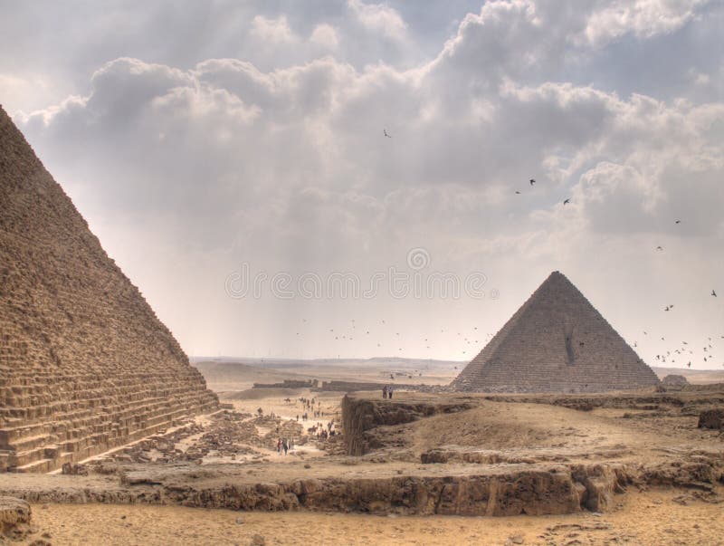 Les pyramides de Gizeh image stock. Image of nuages, details - 5067561