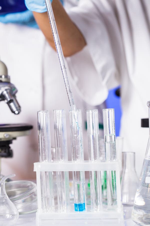 Les tubes de laboratoire photo stock. Image du pharmaceutique - 105447716