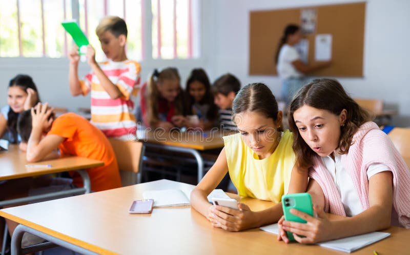 Les écoliers Utilisent Les Téléphones Portables à La Leçon En Classe