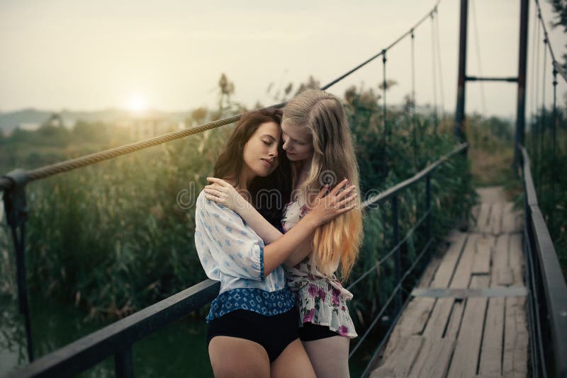 Het Mooie Lesbische Paar Koesteren Liefde En Hartstocht Tussen De Twee