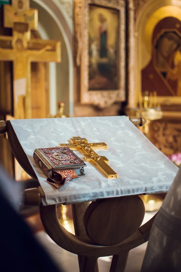 Heiliges Lesepult In Der Kirche Verziert Mit Goldenen Friesen Und ...