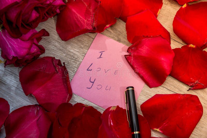 Letra Com Eu Te Amo Nota, Rosa Do Vermelho E Pena Imagem de Stock ...