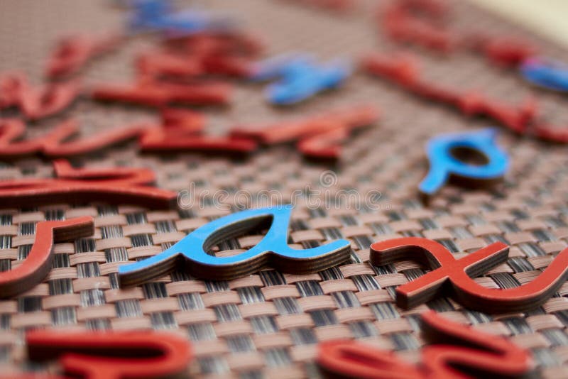 Letras Azules Y Rojas Al Azar Imagen de archivo - Imagen de montessori ...