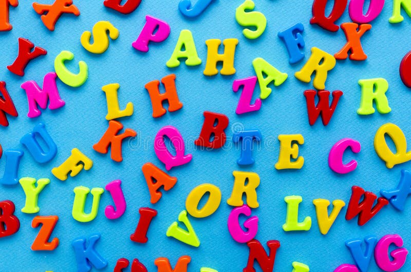 Letras Coloreadas En Fondo Azul Foto de archivo - Imagen de rojo ...
