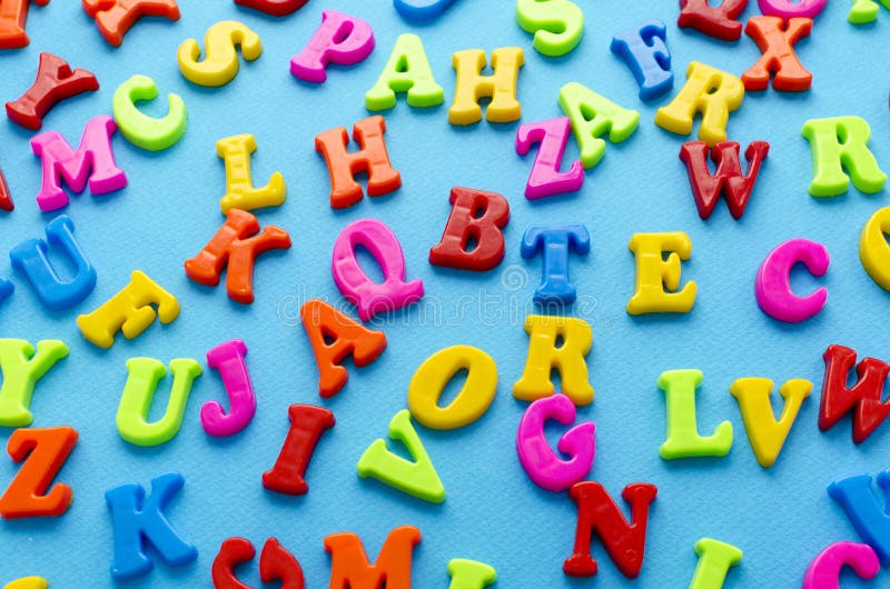 Letras Coloreadas En Fondo Azul Foto de archivo - Imagen de ...