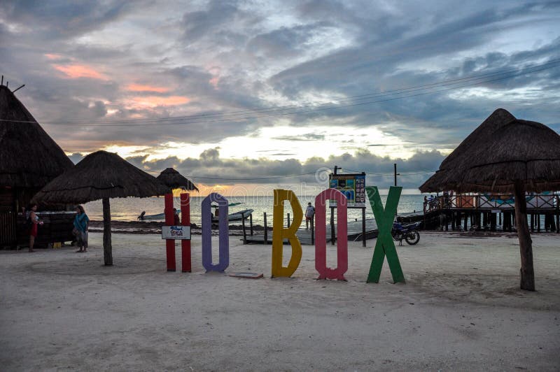 Letras Da Ilha De Holbox Na Praia Foto Editorial - Imagem de letras, chuva: 118639026