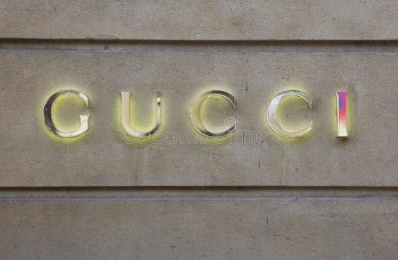 Letras De Gucci Em Uma Parede Em Paris Fotografia Editorial - Imagem de ...