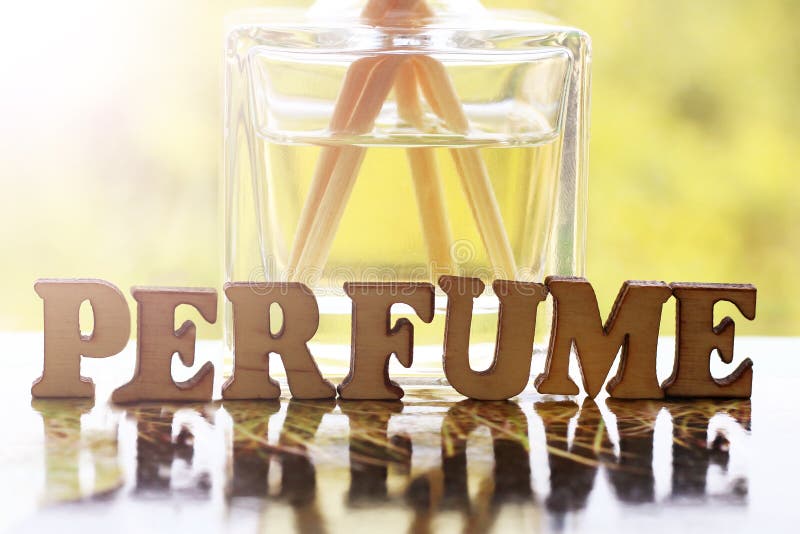 Letras De Madera Del Perfume Del Texto Con Luz Del Sol Hermosa Imagen ...