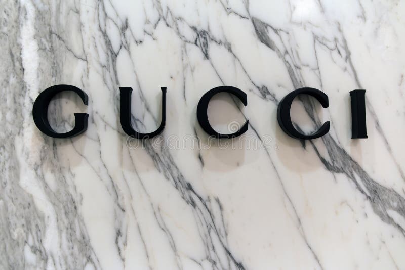 Letras De Gucci En Una Pared De Mármol Foto editorial - Imagen de ...