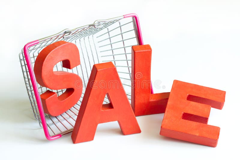 Letras Rojas De La Venta Y Una Cesta De Compras Imagen de archivo ...