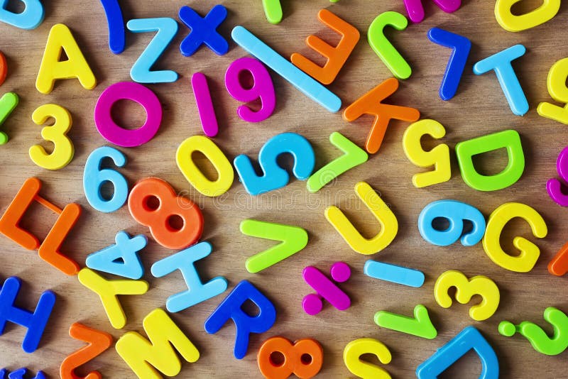 Las Letras Y Los Números Hechos De Las Flores Vivas Aisladas En El ...