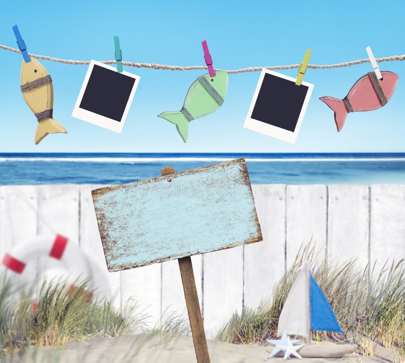 Letrero Con Otros Objetos Por La Playa Imagen de archivo - Imagen de ...